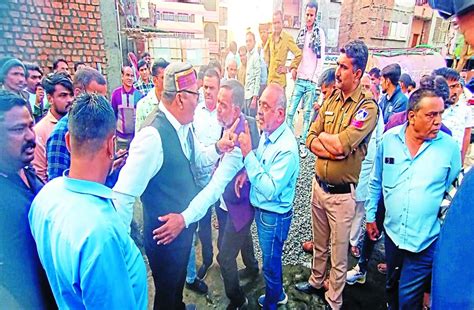 वीडियो अधूरी तैयारी से जेसीबी लेकर अतिक्रमण ढहाने पहुंची नपा की टीम को वकील ने बेरंग लौटाया