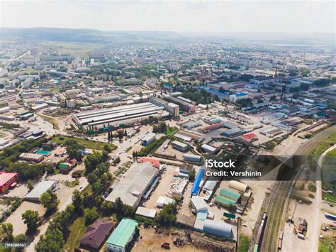 화물 열차클로즈업 기차역에서 다채로운화물 열차의 공중 보기 철도에 상품 마차 중공업 기차와 산업 개념 장면 비행 무인 항공기에서