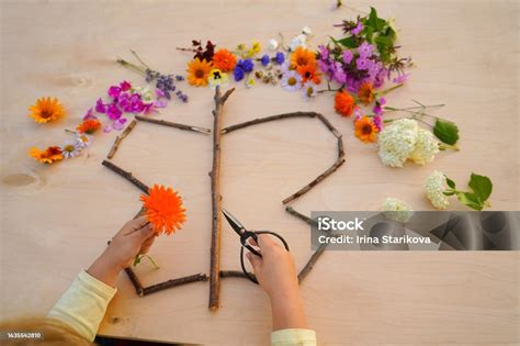 꽃으로 만든 단계별 튜토리얼 나비 아이들을 위한 쉬운 자연 공예 3 단계 꽃잎 가지 치기 Diy에 대한 스톡 사진 및 기타 이미지 Istock