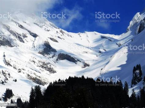 눈 덮인 고산 목초지와 겨울 복장을 한 알프슈타인 대산괴의 바위 봉우리 0명에 대한 스톡 사진 및 기타 이미지 Istock