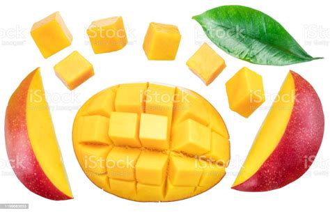 흰색 배경에 고립 망고 큐브와 망고 조각의 집합입니다 파일에 클리핑 경로가 포함되어 있습니다 망고에 대한 스톡 사진 및 기타