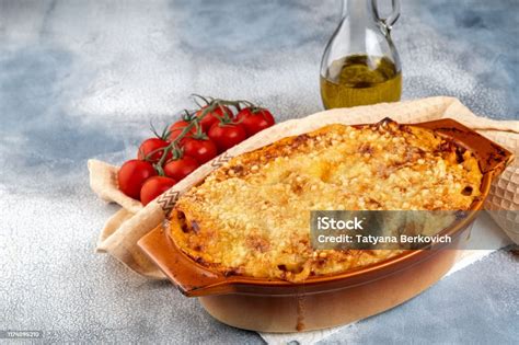 야채 다진 고기와 치즈와 전통적인 이탈리아 어 카넬로니 나무 배경에 상단 보기 복사 공간 0명에 대한 스톡 사진 및 기타 이미지 Istock