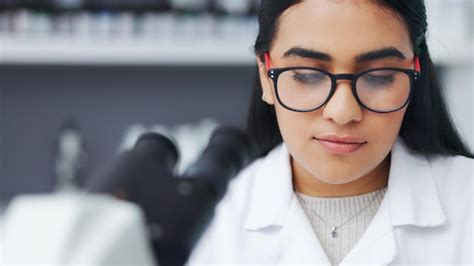 Premium Photo Closeup Of A Young Female Scientist Using A Microscope