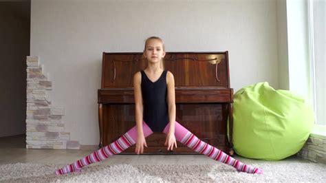 390 Girls Doing Splits Stock Videos And Royalty Free Footage Istock