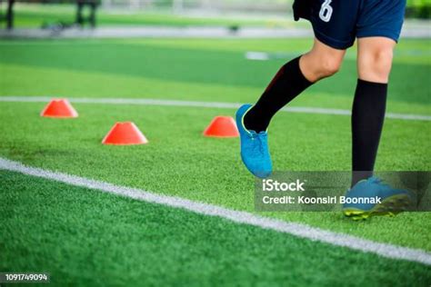 축구 선수 조깅 하 고 콘 마커 축구 훈련에 대 한 녹색 인공 잔디를 사이 이동 Championship에 대한 스톡 사진 및 기타 이미지 Championship 경기