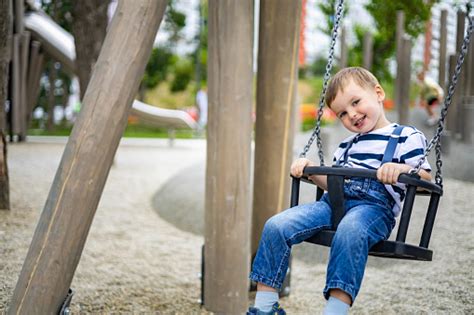 놀이 숲 공원이나 유치 한 놀이터에서 스윙에 타고 미소 소년 긍정적 인 감정을 가지고 시소에 대한 스톡 사진 및 기타 이미지 시소 아이 어린 시절 Istock