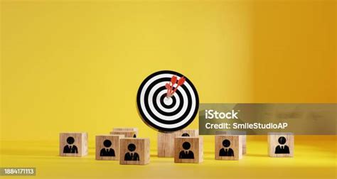 나무 입방체 블록에 화면을 인쇄하는 대상 보드 및 화살표 사업 성취 목표 및 객관적인 목표 개념 0명에 대한 스톡 사진 및 기타 이미지 Istock