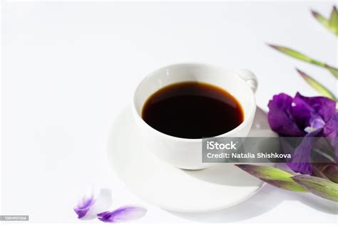 검은 커피와 홍채 꽃이 있는 머그잔이 흰색 배경에 있습니다 커피잔에 대한 스톡 사진 및 기타 이미지 커피잔 꽃 식물 보라색 Istock