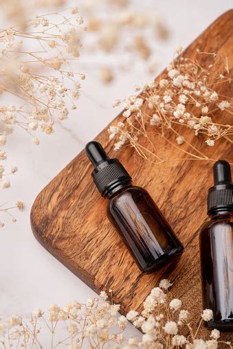 흰색 꽃이있는 콘크리트 배경에 피펫이있는 호박색 유리 에센셜 오일 드롭퍼 병 갈색에 대한 스톡 사진 및 기타 이미지 갈색 건강관리와 의술 공란 Istock