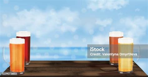 머그잔에 수제 맥주를 곁들인 직사각형 배너 바다와 푸른 하늘의 배경에 나무 테이블 가볍고 어두운 맥주 에일 라거 맥주 의 날 템플렛 게시 벡터 일러스트레이션 0명에 대한