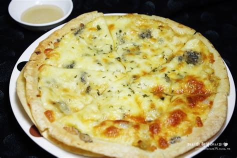 또띠아로 만든 고르곤졸라 피자