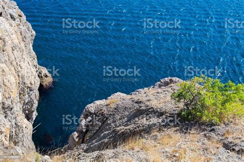 Pemandangan Atas Ombak Laut Menghantam Bebatuan Di Pantai Dengan Air