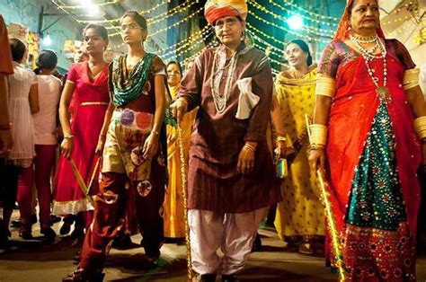 Festival Dhinga Gavar Pria India Rela Dipukuli Tongkat Demi Jodoh