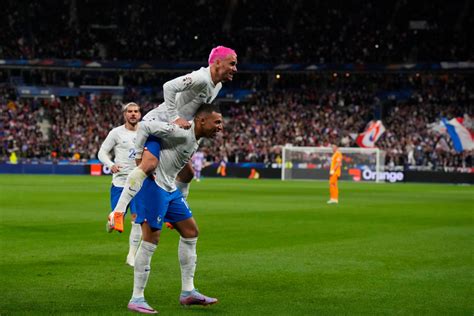 그리즈만 등에 태워준 음바페 주장 완장 차고 2골