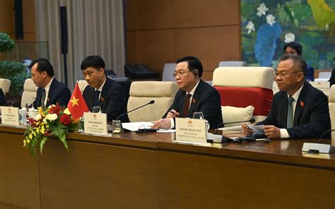 Глава государства провел встречу с Председателем Национального собрания Вьетнама Выонг Динь Хюэ