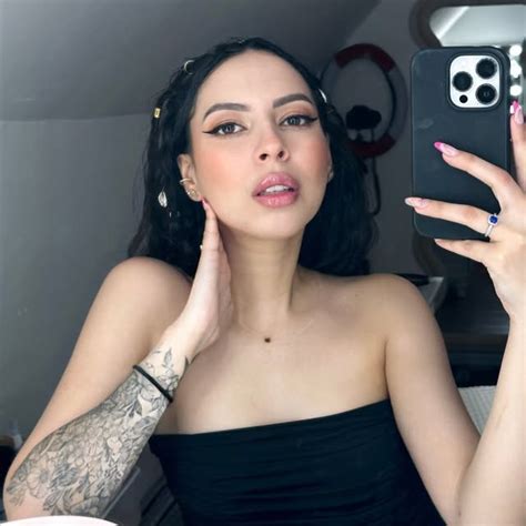 𝐌𝐚𝐯𝐲 𝐃𝐚𝐧𝐢𝐞𝐥𝐚 Mavy C On Threads