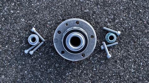 사프레 부품 어두운 도로 아스팔트 배경에 자동차 정비사 예비 또는 자동차 조각 새로운 금속 자동차 부품세트 아스팔트의 표면 그런지 거친 0명에 대한 스톡 사진 및 기타