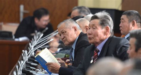 Депутатууд Үндсэн хуулийг өөрчлөх эсэх талаар хэлэлцэв