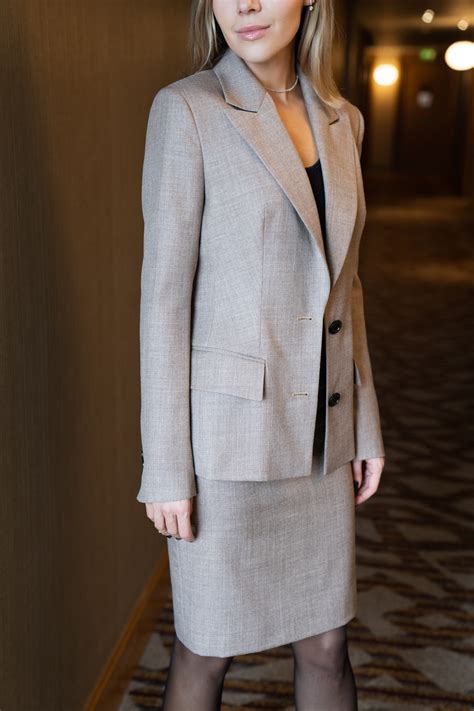 Костюм с приталенным жакетом бежевый купить в интернет-магазине ...