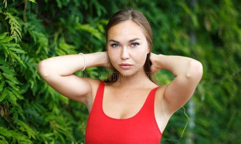 Красивая сексуальная девушка лежит топлесс Стоковое Изображение изображение насчитывающей наг