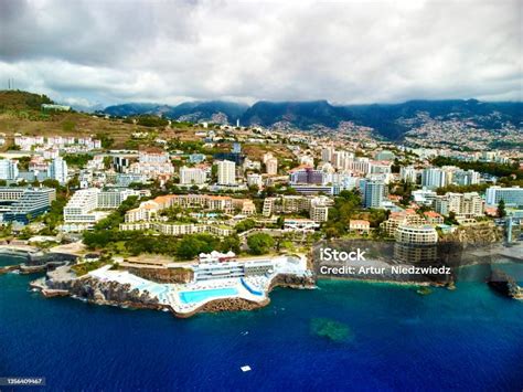 마데이라 아일랜드 포르투갈 푼샬 드론 사진 도시 산 구름 바다의 공중 보기 0명에 대한 스톡 사진 및 기타 이미지 0명 건축 경관 Istock