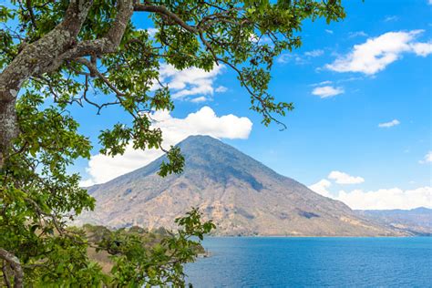 과테말라 중앙 아메리카의 고지대에 화산 산 페드로 게 볼 수 있는 호수 Atitlan의 아름 다운 베이 0명에 대한 스톡 사진 및 기타 이미지 Istock