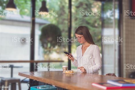 커피 브레이크 하면서 스마트 휴대 전화를 사용 하 여 실업 20 29세에 대한 스톡 사진 및 기타 이미지 20 29세 Z세대 기업 재무와 산업 Istock