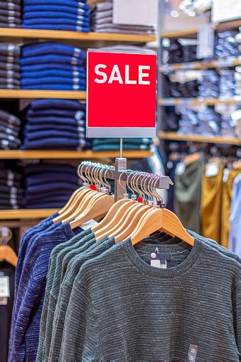 블랙 프라이데이 시즌 세일 및 쇼핑 컨셉 판매 표지판 및 의류 랙 배경에 쇼핑백화점에서 배너를 모의다 텍스트공간을 복사합니다 계절에 대한 스톡 사진 및 기타 이미지 Istock