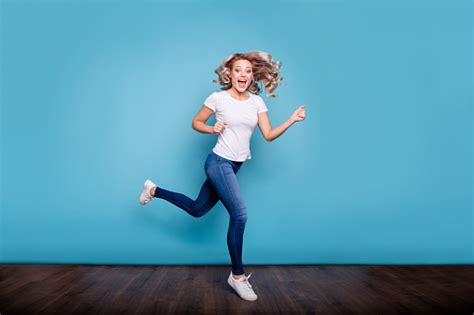 전체 길이 바디 크기 보기 좋은 사랑 스러운 매력적인 여성 쾌활 한 명랑 낙관적 미친 물결 모양의 레이디 캐주얼 흰색 T 셔츠에