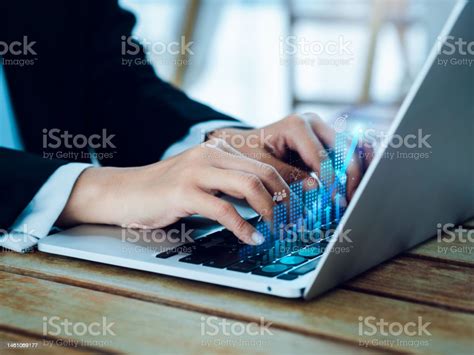 투자 기술 금융 투자 수익 Roi 개념 성장 화살표 비즈니스 성과의 진행 상황에 대한 이익 및 노트북의 비즈니스 그래프 차트 및