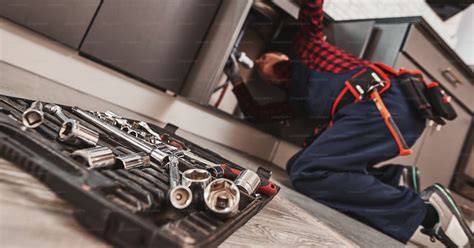 만일을 대비한 모든 도구 전문 장비로 주방에서 세면기를 수리하는 노인 핸디맨 사진 Unsplash의 집 이미지