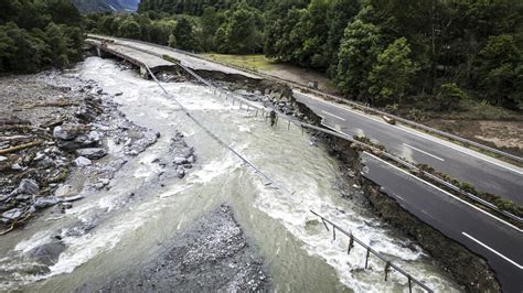 Проливни дъждове предизвикаха наводнения и свлачища в Швейцария ВИДЕО