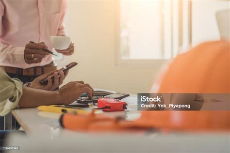 사무실의 회의 건물 계획 설계 프로젝트 중에 전화를 통해 건축가 또는 엔지니어가 메시지를 읽습니다 건설 엔지니어링 도구 및 구조 개념 개념에 대한 스톡 사진 및 기타 이미지