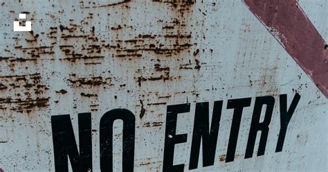 금속 문 위에 앉아있는 녹슨 출입 금지 표지판 사진 Unsplash의 무료 태국 이미지