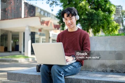 노트북으로 작업하고 화창한 날 캠퍼스 공원의 계단에 앉아 야외에서 공부하는 젊은 대학생 25 29세에 대한 스톡 사진 및 기타 이미지 25 29세 가상현실 고등학교