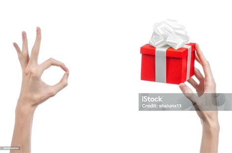 축 하와 선물의 테마 흰색 리본 및 활 스튜디오에서 흰색 배경에 고립 된 가장 아름 다운 선물 빨간색 상자에 포장 하는 선물을 들고 손 기념일에 대한 스톡 사진 및 기타