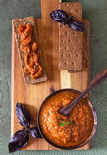 세라믹 그릇과 멀티 그레인 크래커에 보라색 바질이 있는 수제 야채 소스 맨 위 보기입니다 건강한 식생활에 대한 스톡 사진 및 기타 이미지 Istock