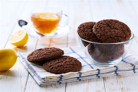 가벼운 부엌 테이블에 균열과 차를 곁들인 맛있는 초콜릿 브라우니 쿠키 선택적 초점 0명에 대한 스톡 사진 및 기타 이미지 0명 갈색 금이 간 Istock