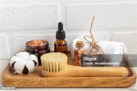 흰색 배경에 면꽃이 있는 친환경 Spa 욕실 액세서리와 화장품 세트 지속 가능한 라이프 스타일 플라스틱 무료 개념 0명에 대한 스톡 사진 및 기타 이미지 Istock