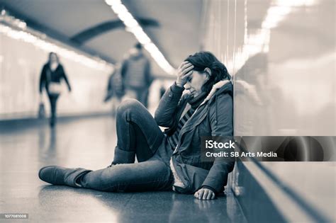 부 끄 러운 벌목 하는 젊은 성인 우울와 혼자 앉아 희망 우울증 외로움 정신 건강에서 지하철 도시에 감정적 고통을 사회 폭력 학대 관계 및 성희롱 개념 감정에 대한 스톡