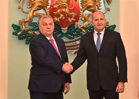 СЛОЖИ НАКОЛЕНКИТЕ Радев се скъса да хвали Орбан бие тъпана че имали обща позиция за