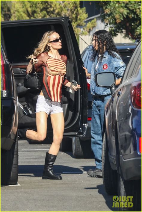 Lily Rose Depp Grabs Lunch With Girlfriend 070 Shake In L A Photo 4958770 Lily Rose Depp