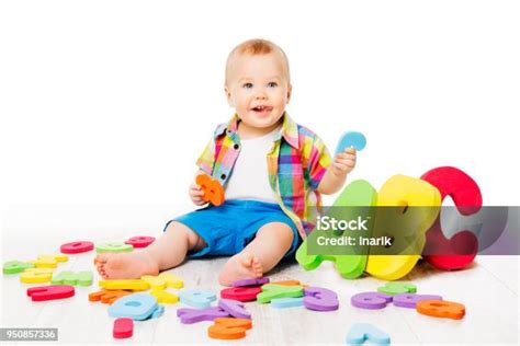 흰색 조기 교육 개념 위에 베이비 알파벳 장난감 어린이 연주 다채로운 Abc 문자 아이 아기에 대한 스톡 사진 및 기타 이미지 Istock
