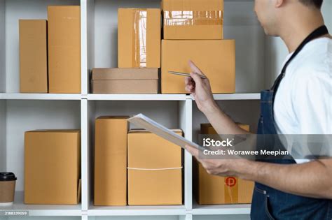 효율적인 재고 관리 및 배송 준비를 위해 창고의 선반에 있는 판지 상자를 정리하는 작업자 Dollar Store에 대한 스톡 사진 및 기타 이미지 Dollar Store