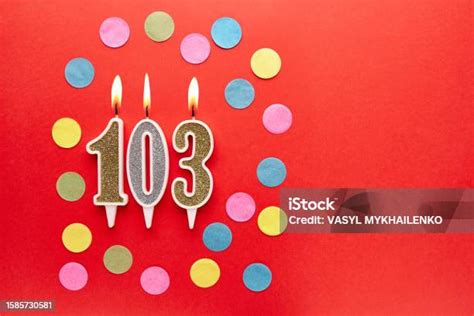 색색의 색종이가 있는 빨간색 바탕에 숫자 103 생일 축하 촛불 생일 기념일 중요한 날짜 휴일을 축하하는 개념입니다 복사 공간 기치 검은색에 대한 스톡 사진 및 기타 이미지