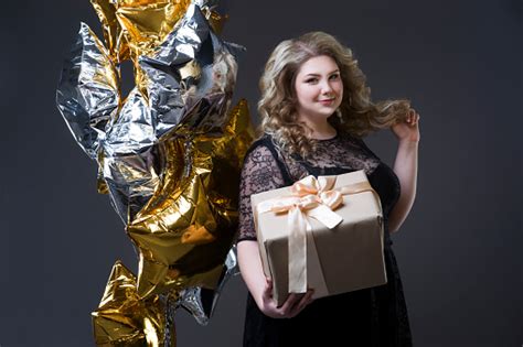 플러스 크기 여자 선물 상자와 풍선 회색 바탕에 검은 드레스에 검은색에 대한 스톡 사진 및 기타 이미지 검은색 공휴일 과체중 Istock