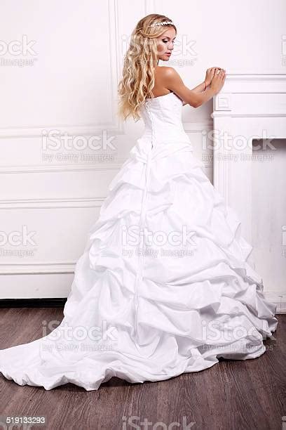 욕조에서 편안하게 거품 목욕 중인 금발 머리 아름다운 테크에서 있는 웨딩드레스 개인 장식품에 대한 스톡 사진 및 기타 이미지 개인 장식품 결혼식 귀걸이 Istock