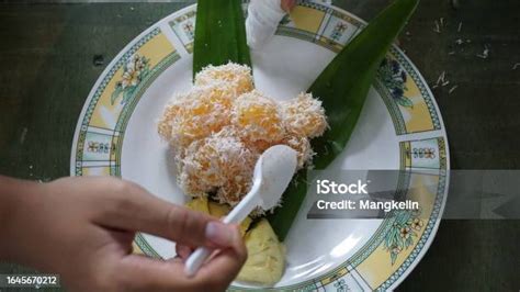 Ongolongol은 인도네시아 서부 자바의 전통 스낵 중 하나입니다 사고 가루와 흑설탕으로 만들고 그 위에 강판 코코넛을 뿌립니다 0명에 대한 스톡 사진 및 기타 이미지