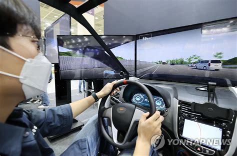 실제 같은 자동차 운전 시뮬레이션 연합뉴스