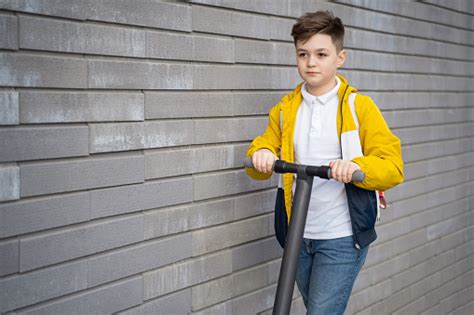 잘 생긴 십대 놀이기구 에 전기 스쿠터 아래로 그만큼 도시 거리 10 11세에 대한 스톡 사진 및 기타 이미지 10 11세 긍정적인 감정 표현 남성 Istock